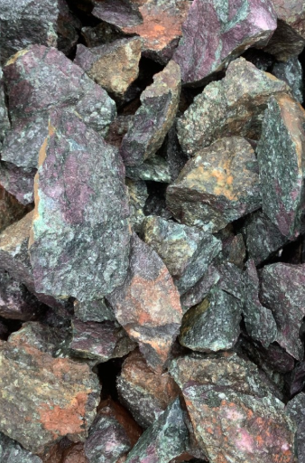 Ruby in Ziosite Rough Stone - per kilo - by GEMWORLD online store